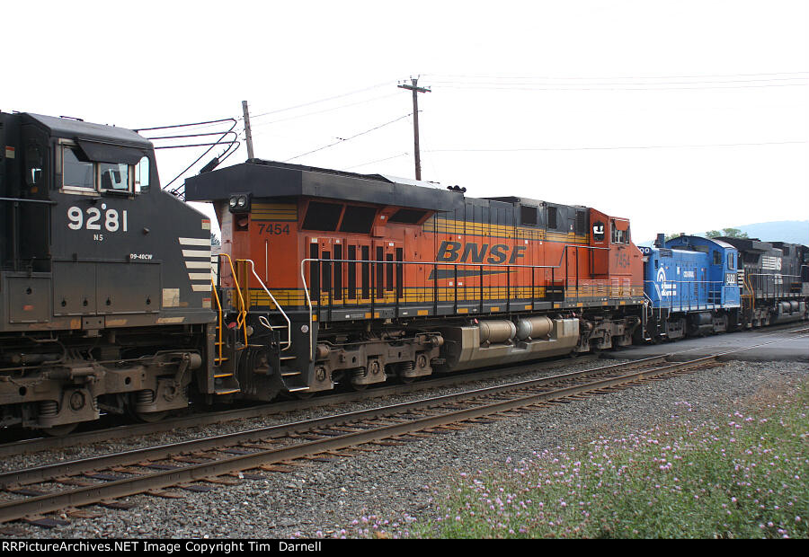 BNSF 7574 on NS 34A